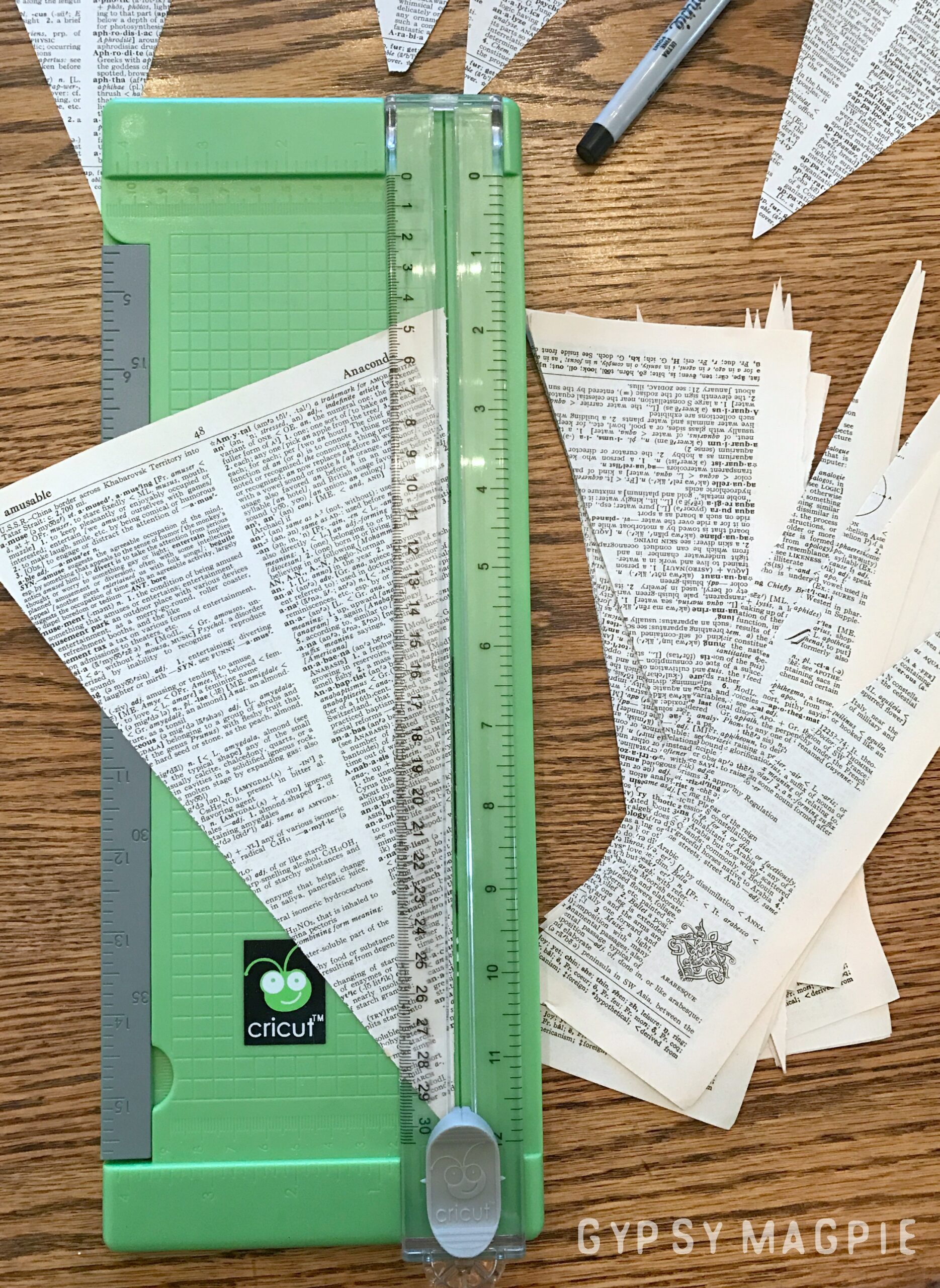 Simple Paper Pennant Banner DIY | Gypsy Magpie